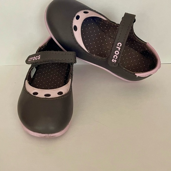 CROCS | Shoes | Crocs Brown And Pink Dress Shoes With Elegant Design ...
